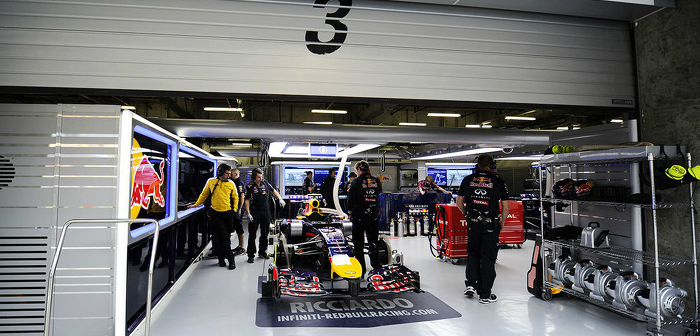 Video: How to build an F1 garage - Professional MotorSport World